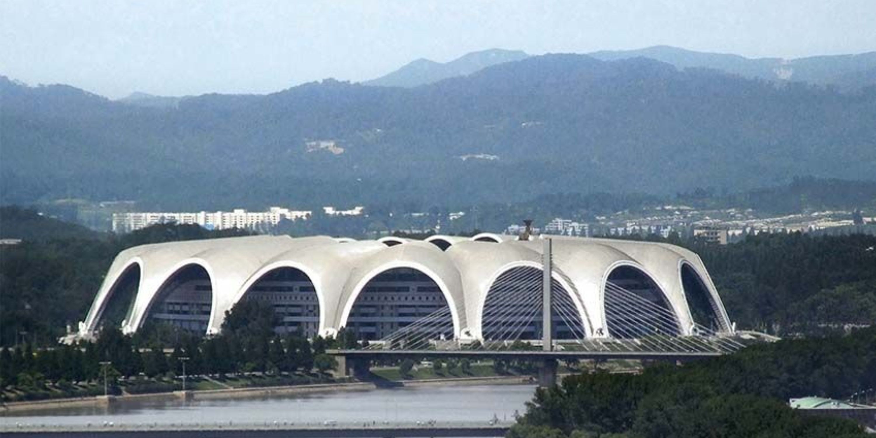 10 Biggest Sports Stadiums in the World [Ranked]