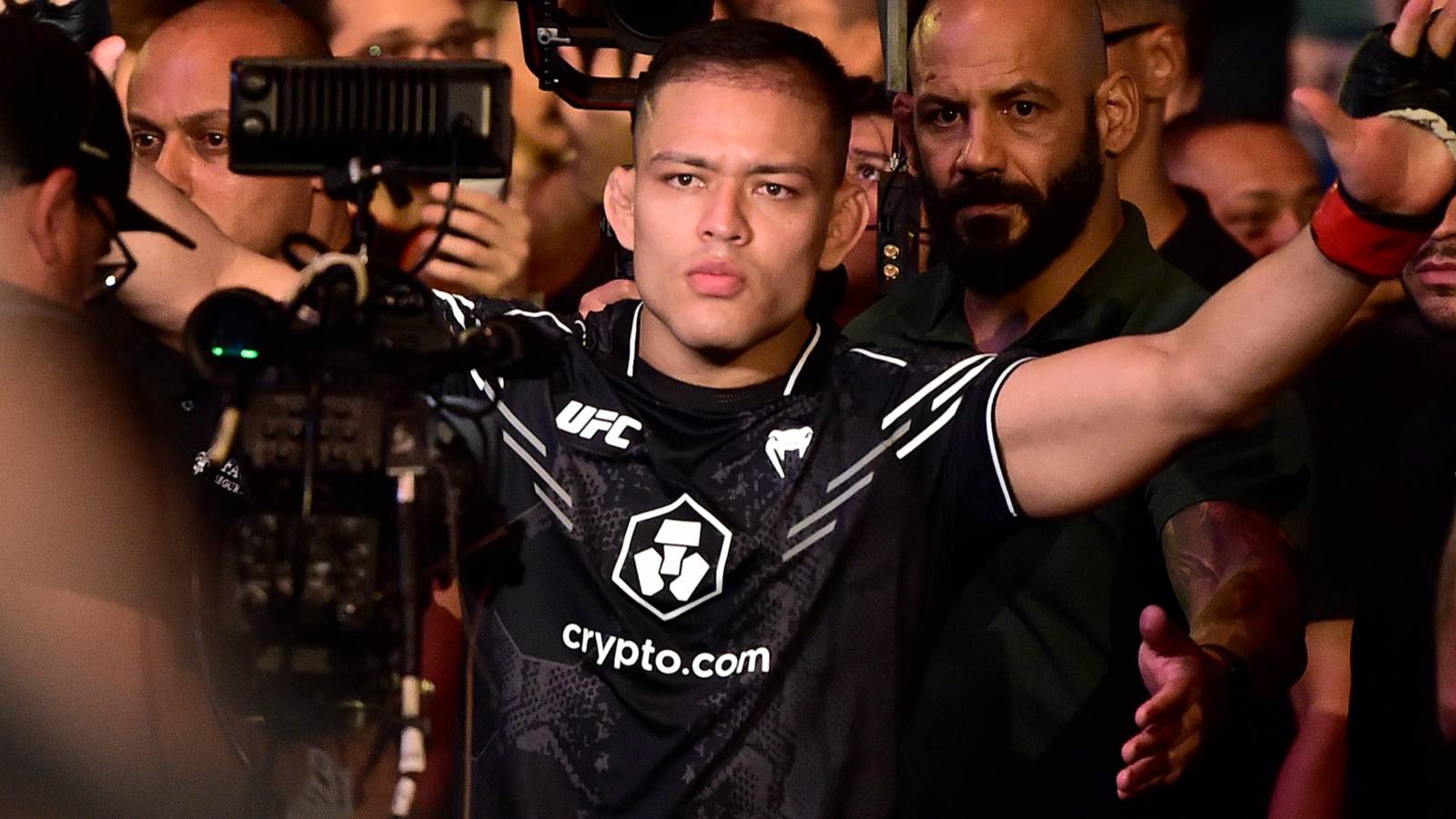Elves Brener Shares Scary Weight Cut Footage for UFC 301