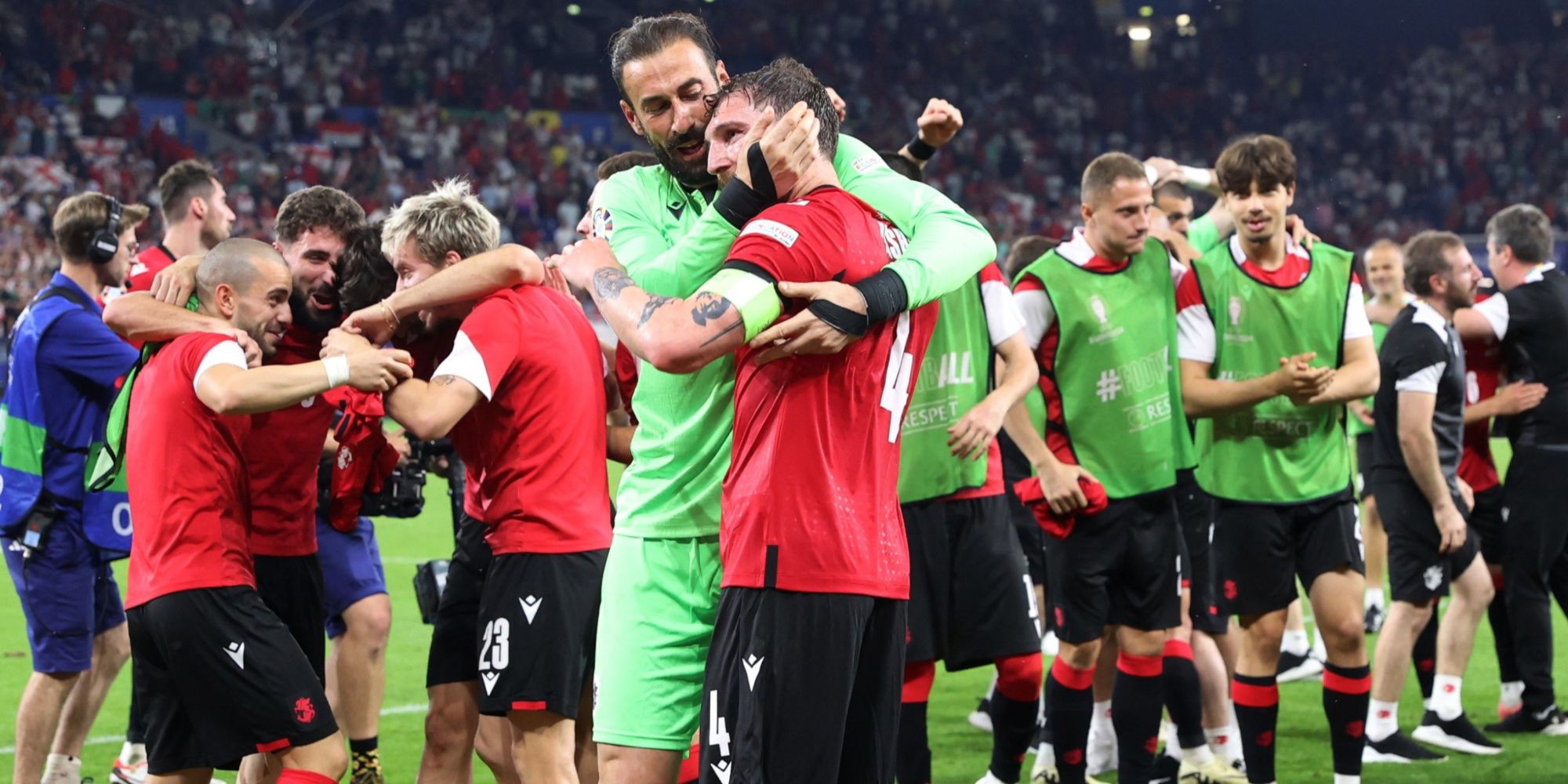 What Cristiano Ronaldo Told Khvicha Kvaratskhelia Before Georgia 2-0 ...