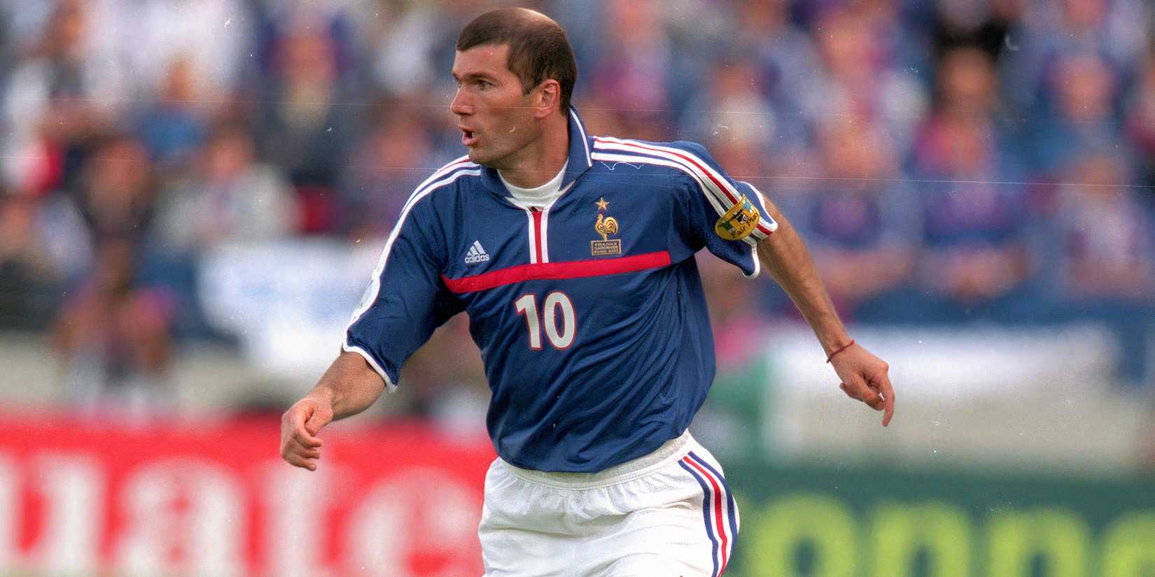 10 Greatest Right-Footed Players in Football History [Ranked]