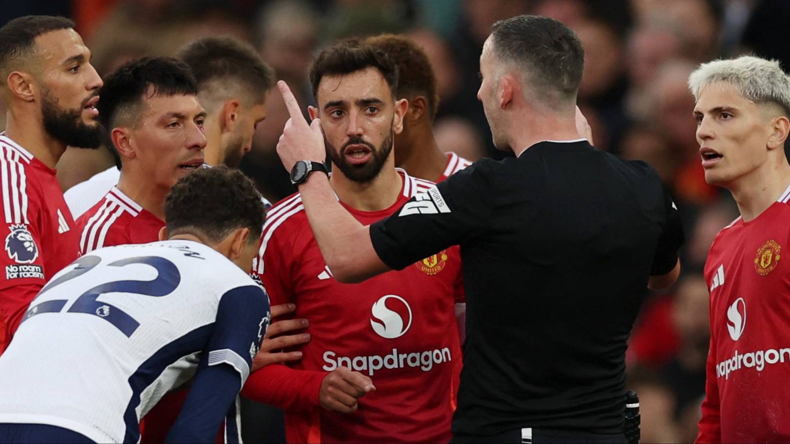What Brennan Johnson Said to Bruno Fernandes After Man Utd v Tottenham ...