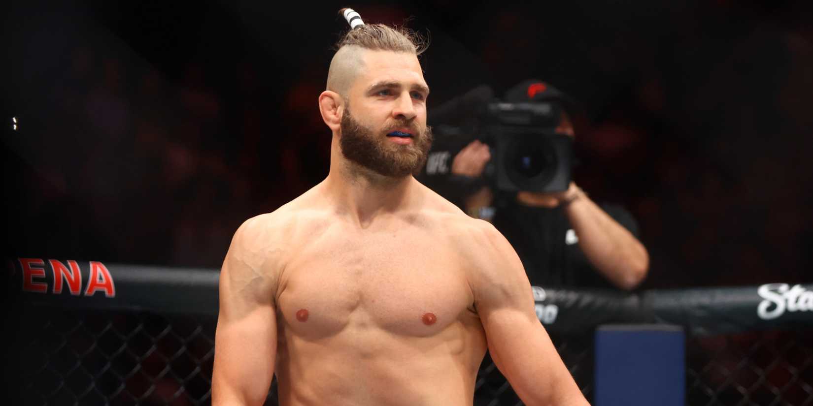 Why Jiri Prochazka Covers His Mouth & Nose While Sprinting Without ...