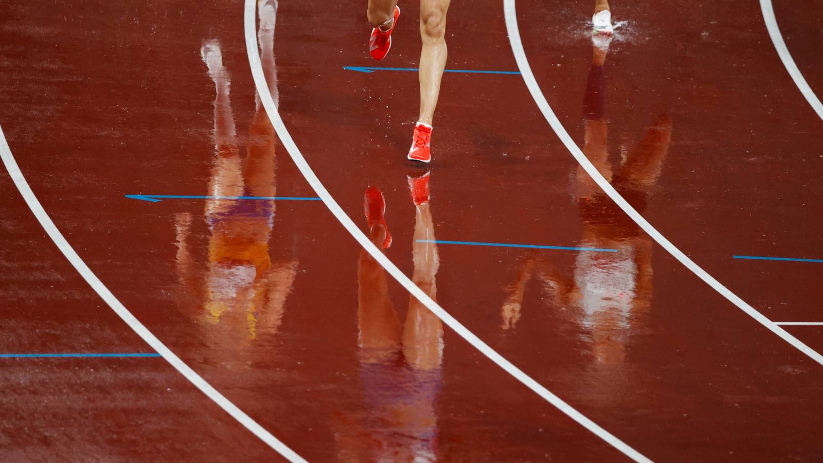 Horrific Footage Goes Viral of Runner Attacking Opponent With Baton Mid ...