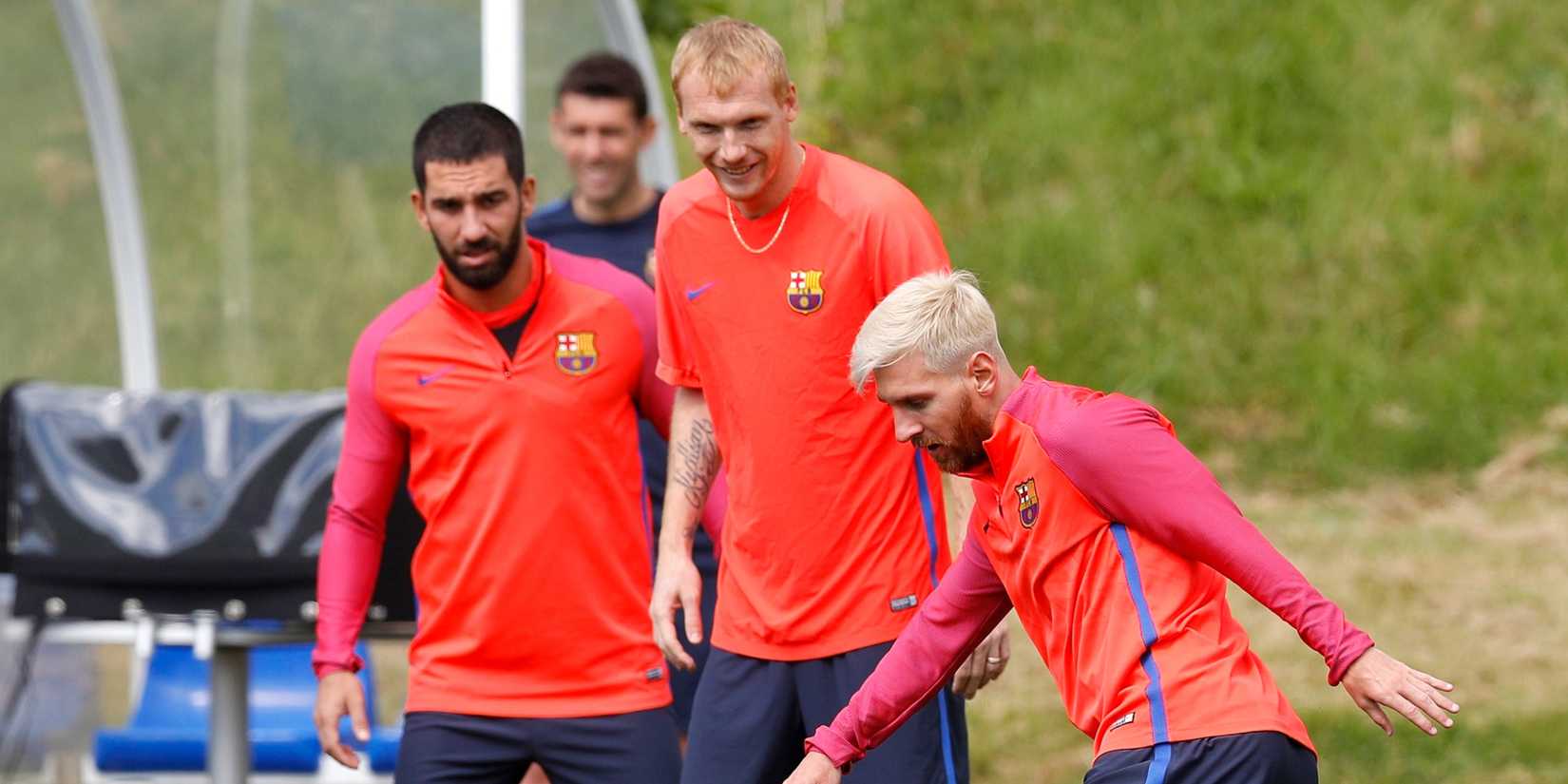 Former Barcelona Player Jeremy Mathieu Appears to Now be Living Very ...