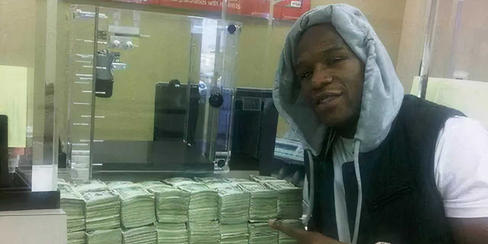 Floyd Mayweather Left Journalist Stunned After Showing Him His Bank Balance