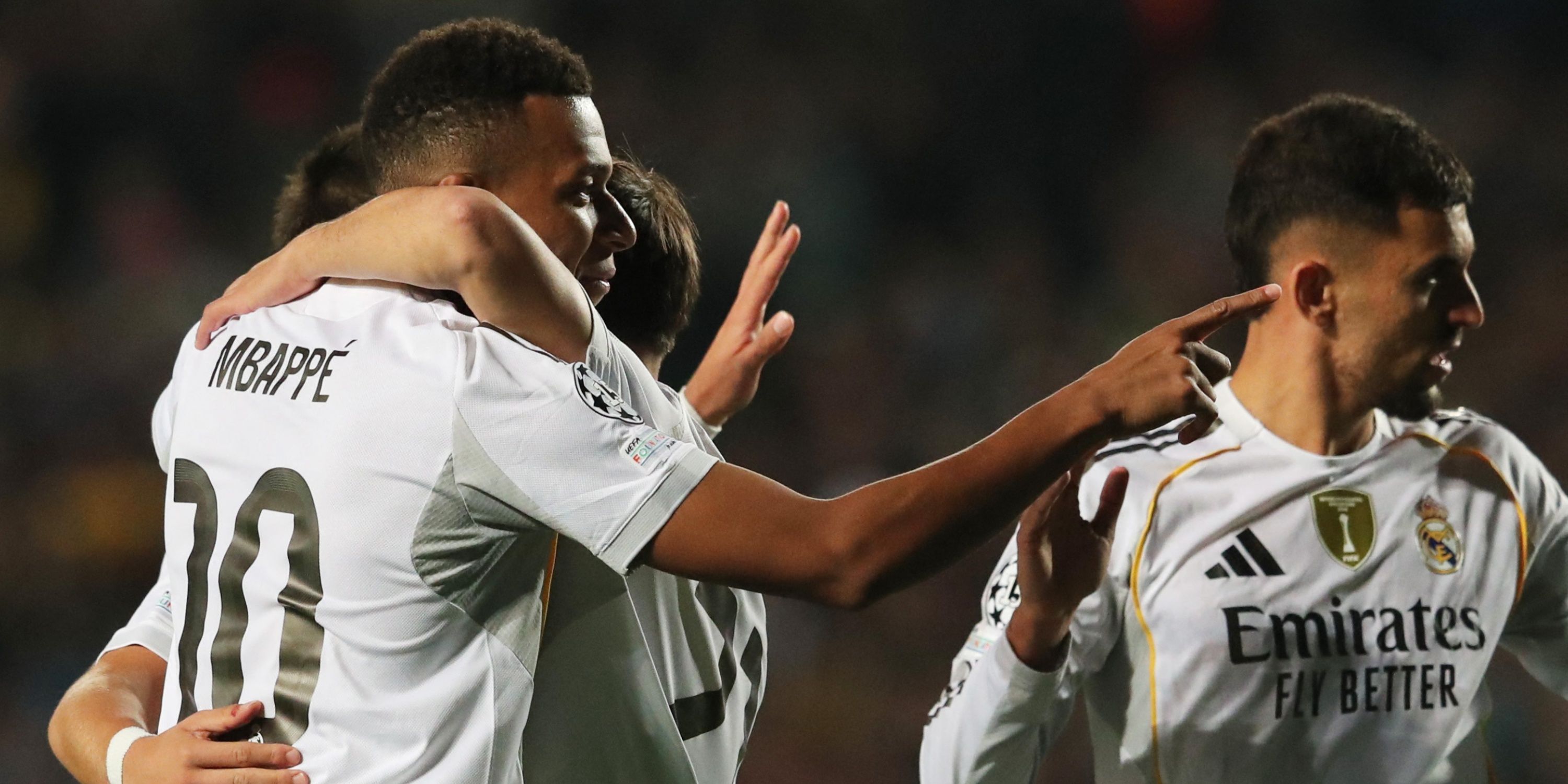 A stunning clip of Real Madrid's new retractable pitch at the Santiago ...