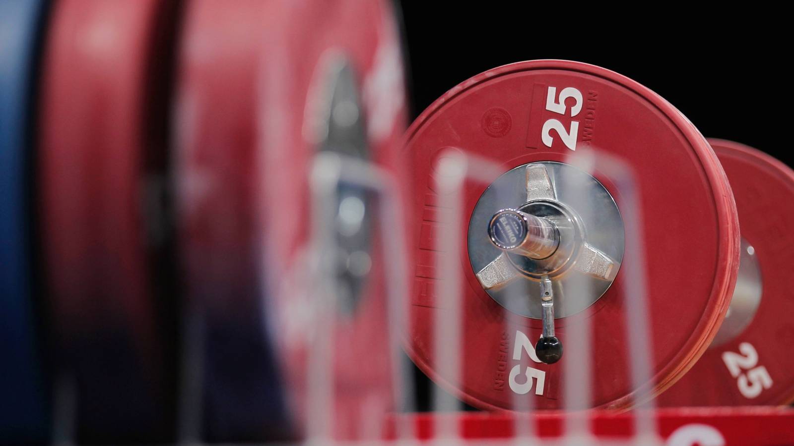 Horrifying Moment Weightlifter Dies While Working Out in Gym