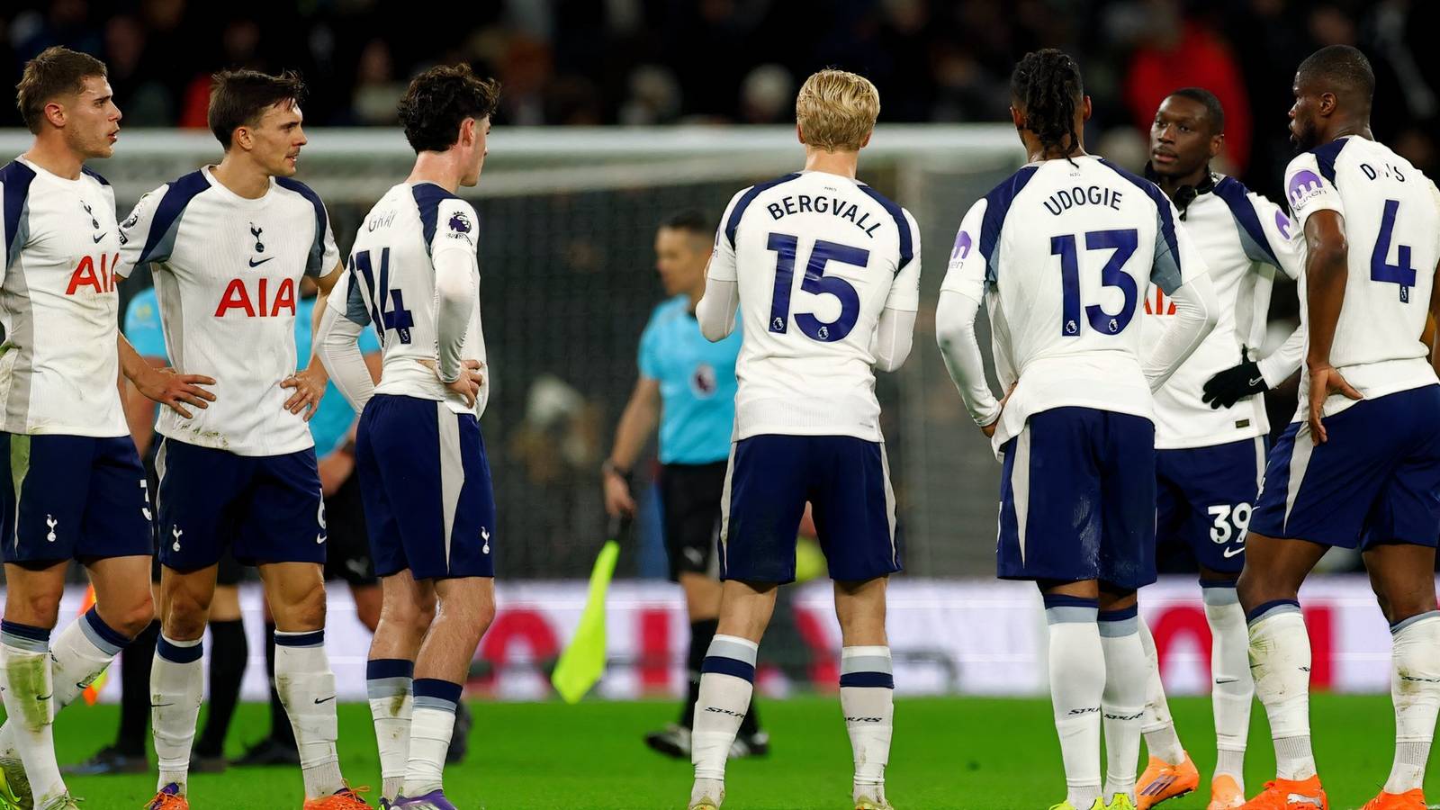 Spurs Players Now Leave Pitch Together Amid Negative Stadium 'Atmosphere'